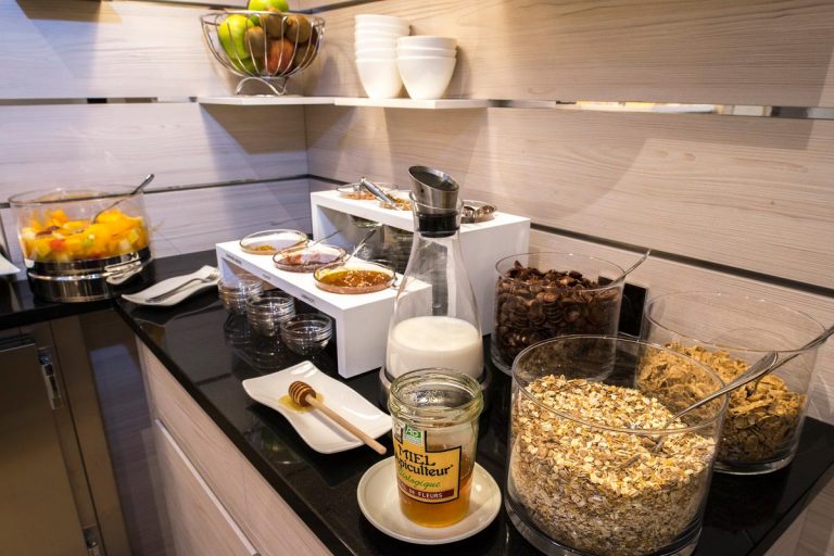 Hotel Cambon services, concierge, breakfast, room service, bar.